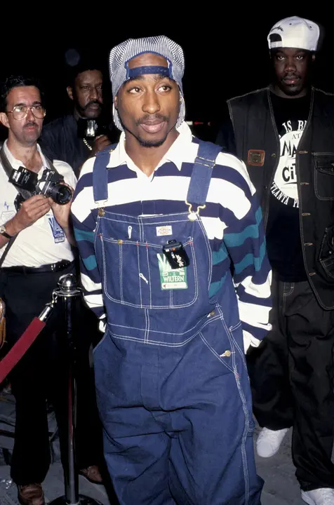 7 de los outfits más emblemáticos de Tupac Shakur