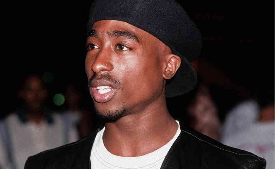 7 de los outfits más emblemáticos de Tupac Shakur